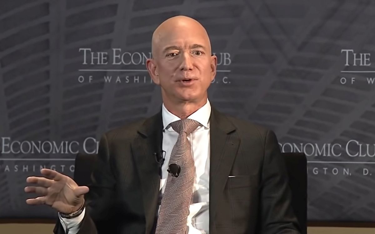 MORE BILLIONAIRES BACKING TRUMP: Jeff Bezos donates $1 million for new ...