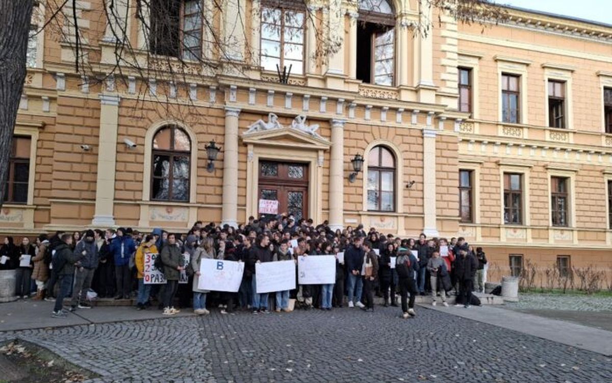 STUDENTS BLOCK NOVI SAD HIGH SCHOOL: Demanding director retract apology ...