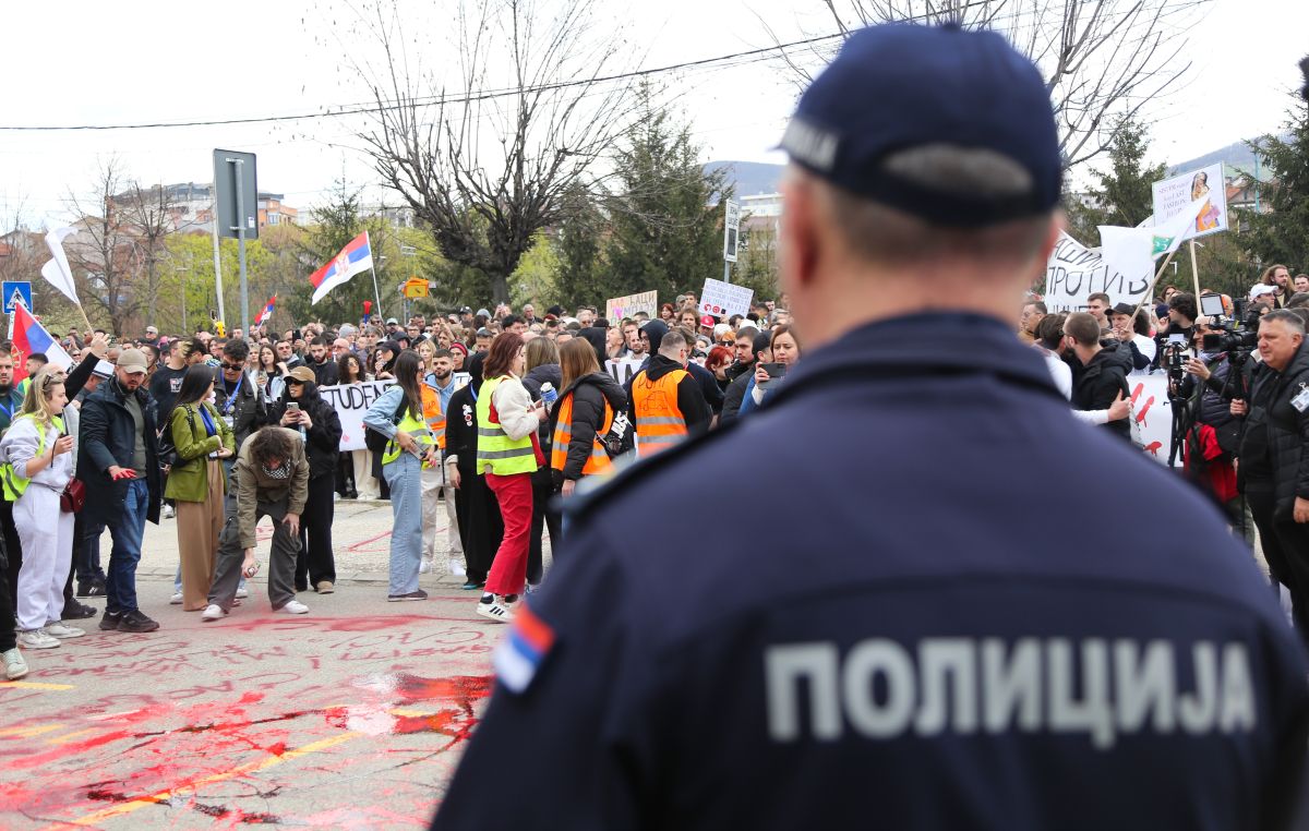INCIDENT IN FRONT OF BLOCKED PARLIAMENT IN NOVI SAD: Gendarmerie pushed ...