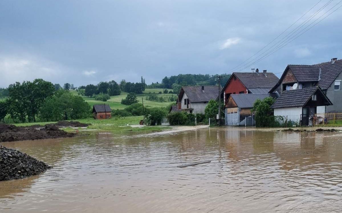 KATASTROFA U ZAPADNOJ SRBIJI: U Kosjeriću poplavljene desetine kuća ...