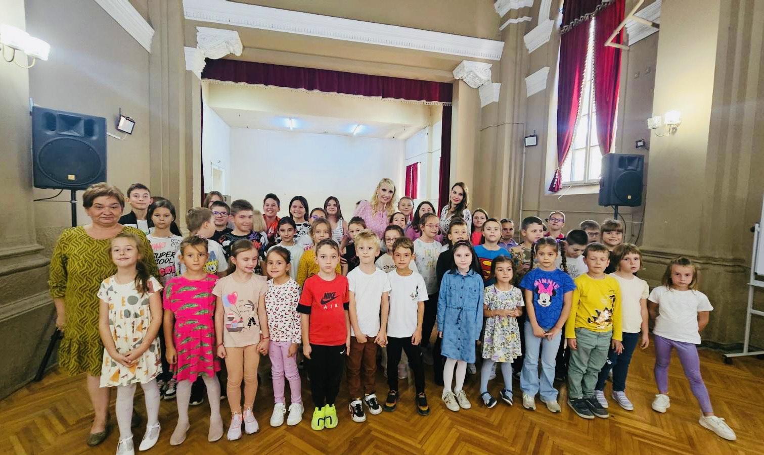 SRPSKA DECA PEVALA SRPSKE PESME U RUMUNIJI: Sestre Gobović učile ...