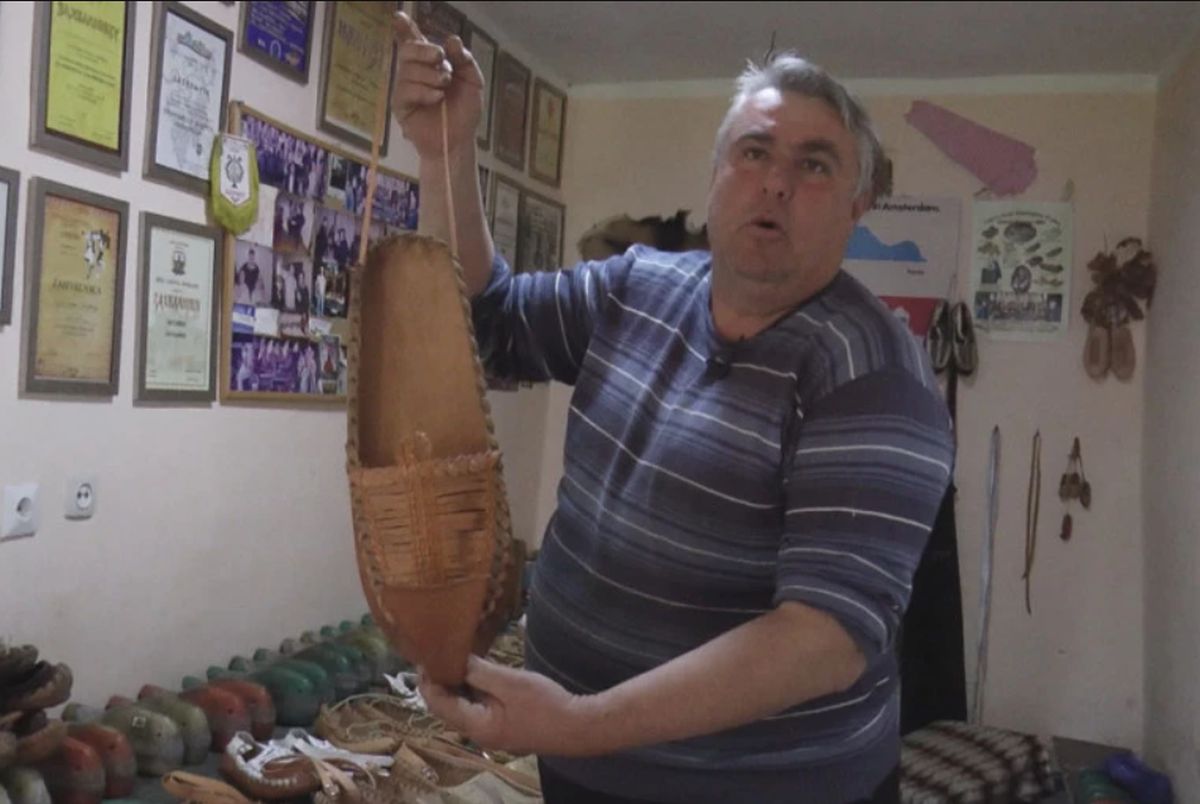 OVO JE DŽINOVSKI SRPSKI OPANAK: Samo ko nosi broj cipela 60 može da ga ...