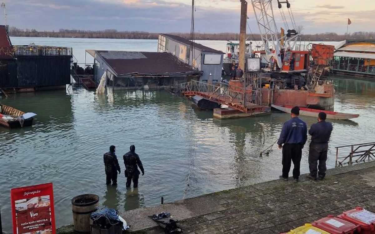 POTONUO JOŠ JEDAN BEOGRADSKI SPLAV: Ronioci pokušavaju da ga podignu ...