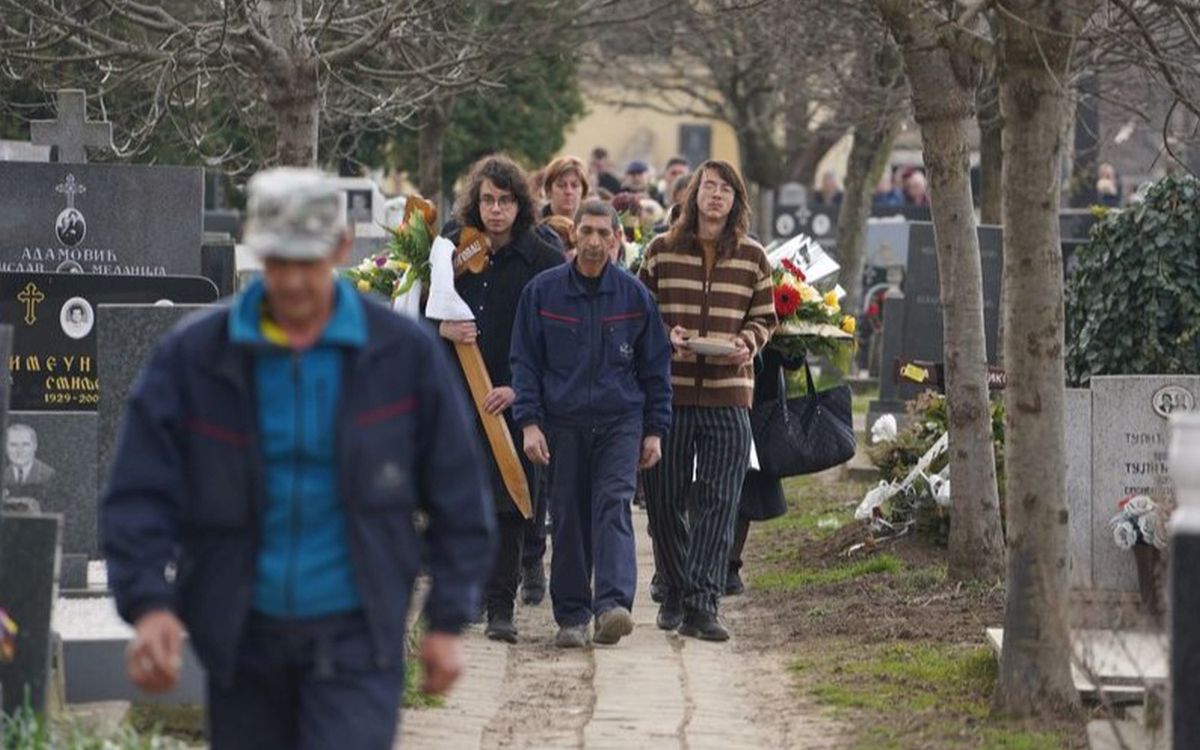 SAHRANJEN OTAC NEBOJŠE GLOGOVCA: Unuci u suzama ispratili sveštenika ...