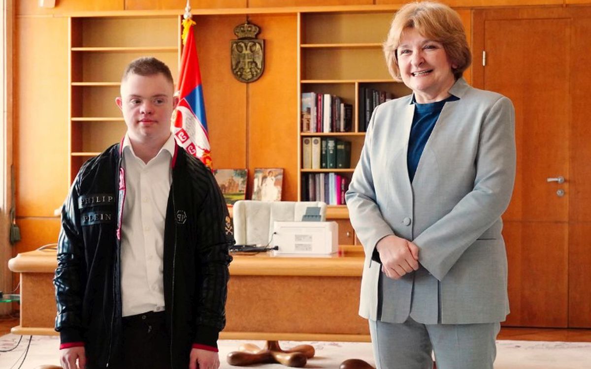 MLADIĆ SA DAUNOVIM SINDROMOM UŠAO U ISTORIJU: Vuk je dobio posao na ...