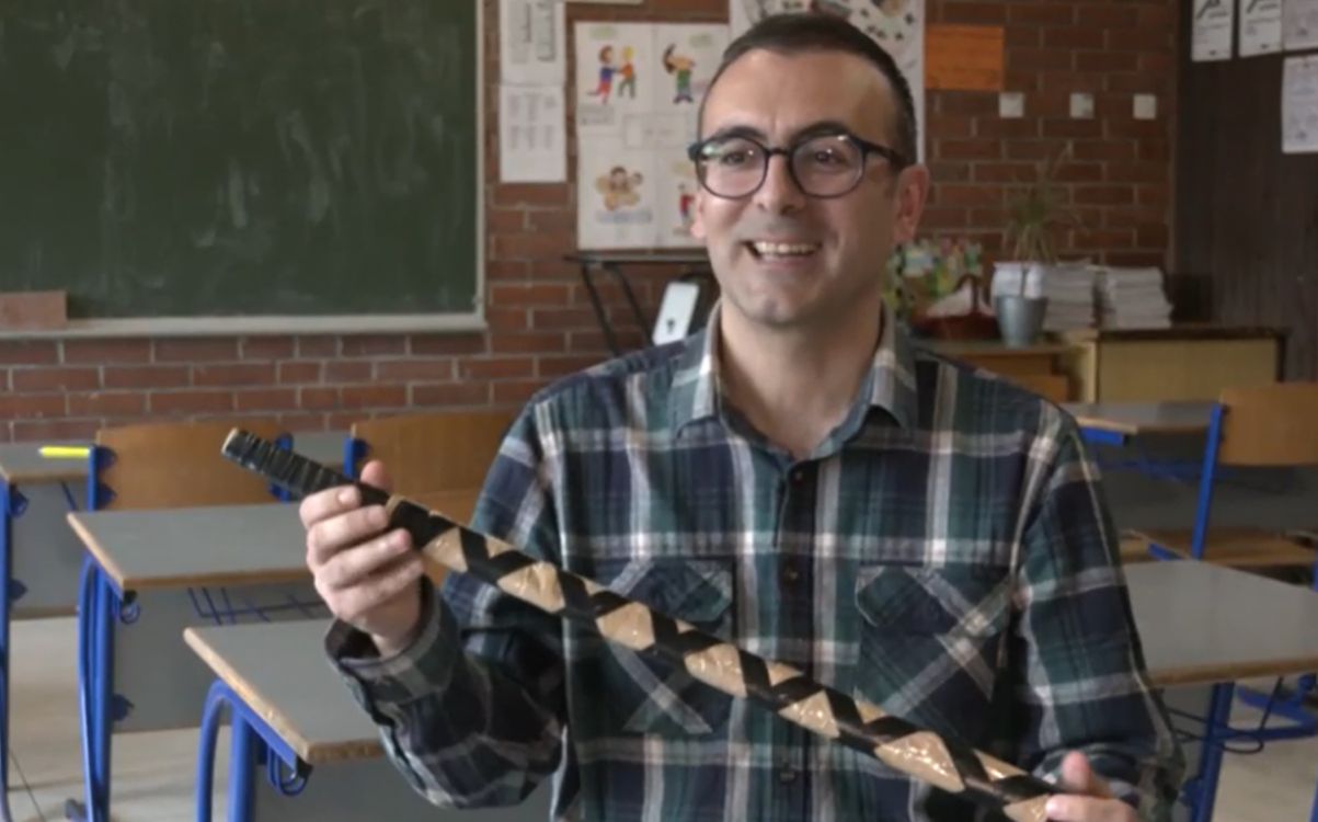 OVAJ NASTAVNIK ISTORIJE JE SPOJIO ZABAVU I EDUKACIJU: Predaje tako što ...