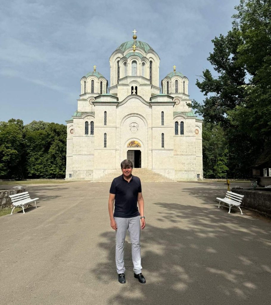 ROD BLAGOJEVIĆ U SRBIJI: Trampov savetnik na Oplencu i u Skupštini ...