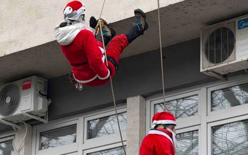 PRELEPA AKCIJA: Spasioci gorske službe glumili Deda Mrazove i ...