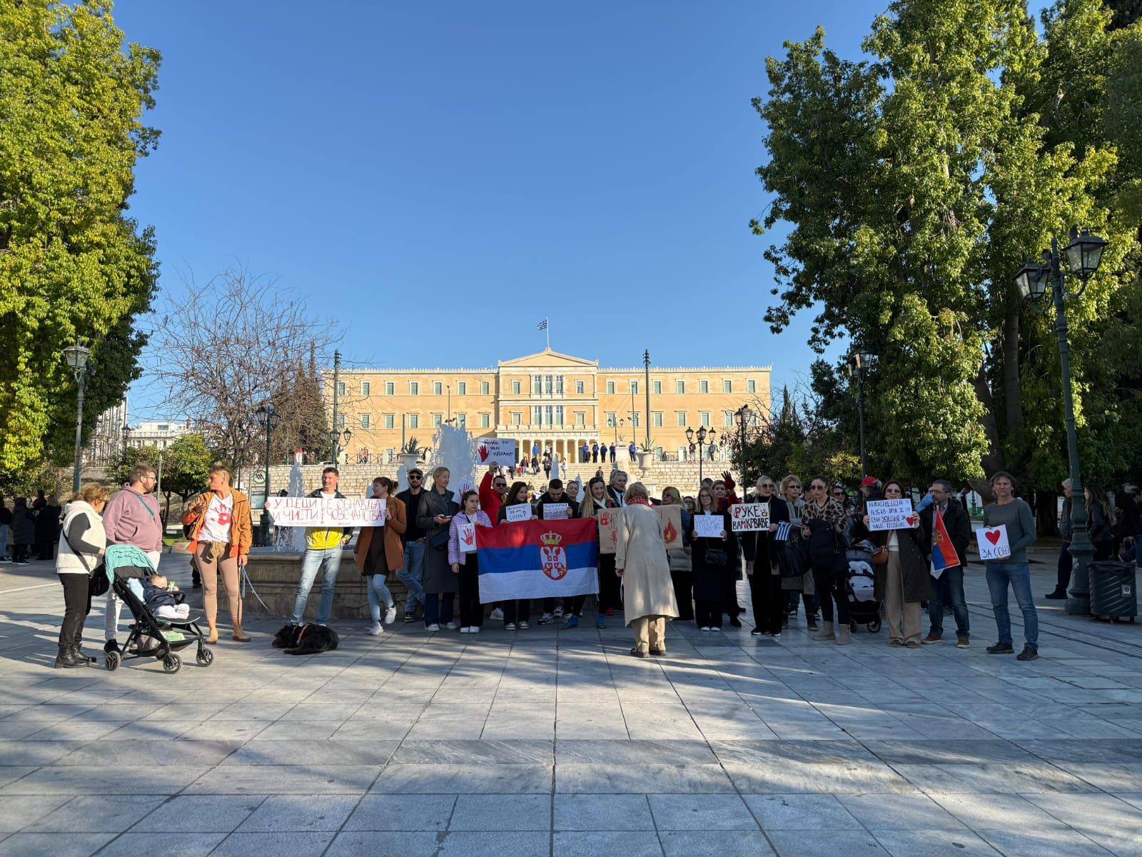 SVE VEĆA PODRŠKA DIJASPORE: Srbi iz Atine se okupili na centralnom trgu ...